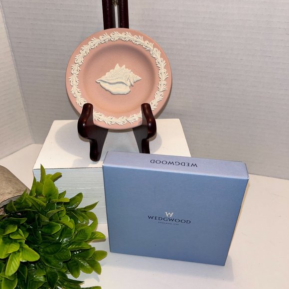 Wedgwood | Other | Vintage Wedgwood Pottery Jasperware White On Pink Round Conch Tray | Poshmark